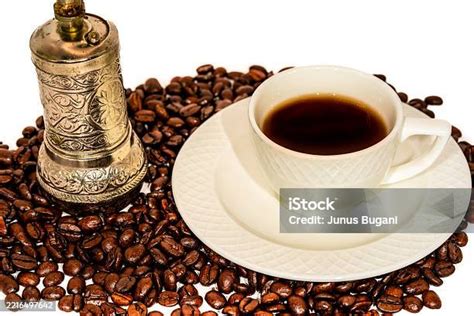 볶은 커피 원두로 둘러싸인 접시에 화려한 금속 디자인과 클래식한 화이트 커피 컵이 있는 빈티지 핸드 커피 그라인더 0명에 대한 스톡 사진 및 기타 이미지 Istock