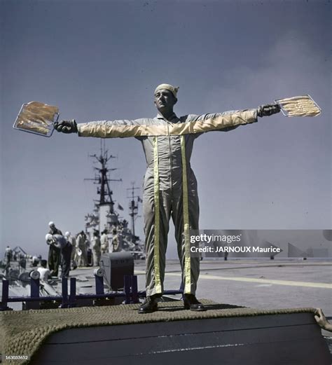 The Aircraft Carrier Arromanches Rangés Sur La Plage Arrière Du