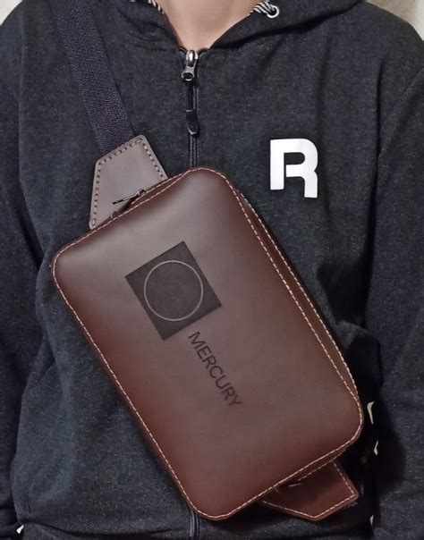 Кожаная нагрудная сумка еще ее называют поясная через плечо слинг