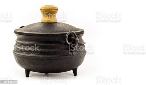 흰색 고립 된 배경에 오래 된 금속 냄비를 캐스팅 브라질 요리의 전형적인 팬 미나스 제라이스의 상태 0명에 대한 스톡 사진 및 기타 이미지 Istock