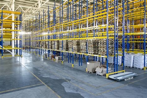 선반 근처에 팔레트 트럭이있는 소매점의 현대적인 창고 보관 내부 강철 선반과 랙의 행 공장 산업 건물에 대한 스톡 사진 및 기타 이미지 공장 산업 건물 나무 상자