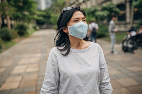 거리에서 걷는 코로나 바이러스로부터 자신을 보호하는 외과 용 마스크를 가진 여성 거리에 대한 스톡 사진 및 기타 이미지 거리 건강관리와 의술 걷기 Istock