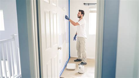 화가 남자는 페인트 롤러와 흰색 페인트 집에서 벽을 그립니다 집에서 객실 개조 생활 방식에 대한 스톡 사진 및 기타 이미지 생활 방식 집 내부 클로즈업 Istock