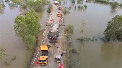 Photo Gallery ยังไม่คลี่คลาย น้ำท่วมถนนทางหลวงชนบท 120 สาย ใน 23 จังหวัด รถผ่านไม่ได้ 73 แห่ง