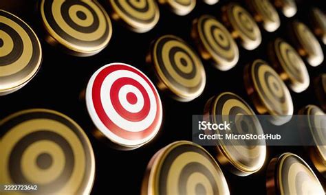 검은 배경에 골드 컬러 황소의 눈 목표 군중 개념에서 눈에 띄는 0명에 대한 스톡 사진 및 기타 이미지 0명 3차원 형태 개념 Istock