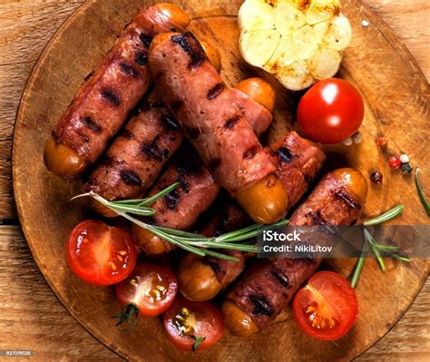 일반적으로 나무 배경에 담요에 돼지로 알려진 바삭한 훈제 베이컨에 싸여 축제 칵테일 소시지 0명에 대한 스톡 사진 및 기타