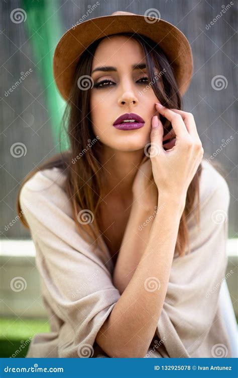 Mujer Joven Con El Sombrero Foto De Archivo Imagen De Belleza Retrato