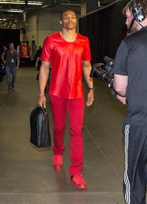 화끈한 레드 의상을 입은 농구 에펨코리아