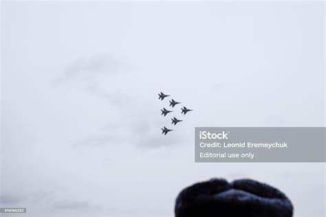 크라스노다르 공항 비행 학교 위에 하늘에 어 쇼 에어쇼 조국의 수비수의 명예에서 하늘에서 미그 29 2017년에 대한 스톡 사진