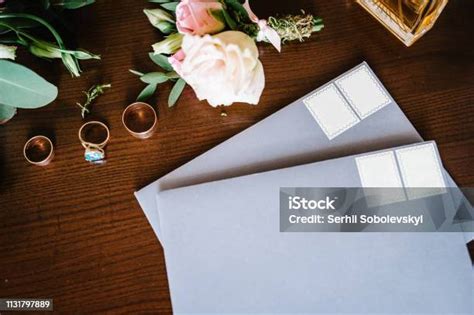 웨딩 액세서리 신부입니다 세련 된 골드 반지 꽃 나무 배경에 서 있는 테이블에 향수 신부와 신랑의 편지 평평한 누워 평면도 갈색에 대한 스톡 사진 및 기타 이미지 Istock