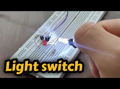 implement an acswitch triggering circuit using an optical