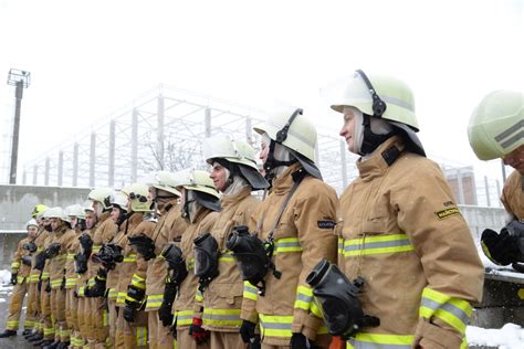 Здобувачі вищої освіти відпрацьовують практичні навики з гасіння балонів зі скрапленим газом