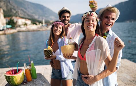 여름 파티에서 즐거운 시간을 보내고 칵테일을 마시는 친구 들의 그룹 남자에 대한 스톡 사진 및 기타 이미지 남자 놀이