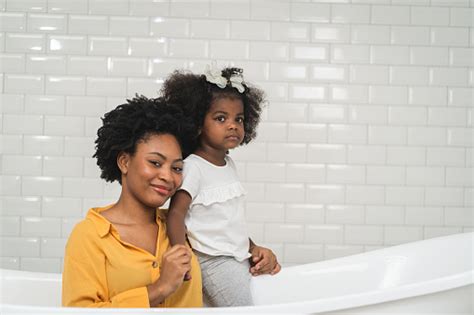 아프리카계 미국인 가족 행복한 어머니와 아기 딸이 재미있고 욕실에서 함께 놀고 흰색 벽 백그로웅 어머니에 대한 스톡 사진 및 기타 이미지 Istock