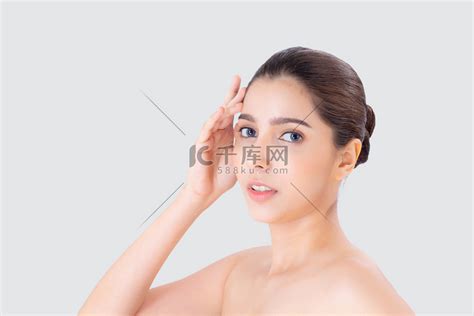 美丽的亚洲女性化妆化妆品美丽的亚洲女孩手触摸脸颊和微笑迷人美丽的脸与健康隔离在白色背景与皮肤保健概念高清摄影大图 千库网