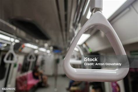 현대 도시 지하철 손잡이 지주 기차에 대한 스톡 사진 및 기타 이미지 기차 악력기 철도 Istock