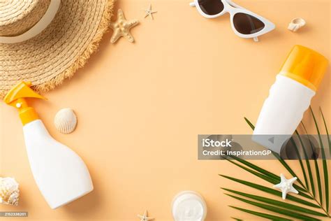 베이지색 바탕에 자외선 차단제 스프레이 선글라스 밀짚모자 불가사리가 포함된 여름 해변 필수품 배열 개인 장식품에 대한 스톡 사진 및 기타 이미지 Istock