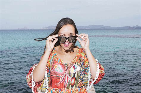 Reife Frau Mit Sonnenbrille Und Offenem Mund Steht Vor Dem Wasser Auf