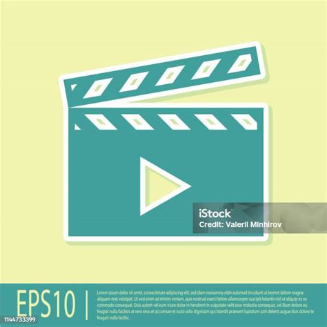 노란색 배경에 고립 된 녹색 영화 클 래퍼 아이콘입니다 필름 클 래퍼 보드 아이콘입니다 클 래퍼 보드 기호입니다 시네마 프로덕션 또는 미디어 산업 개념입니다 평면