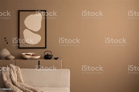 모형 포스터 프레임 복사 공간 모듈식 소파 갈색 찬장 말린 꽃이 있는 꽃병 및 개인 액세서리가 있는 미적 거실 인테리어의 미니멀한 구성 가정 장식 템플렛 0명에 대한 스톡