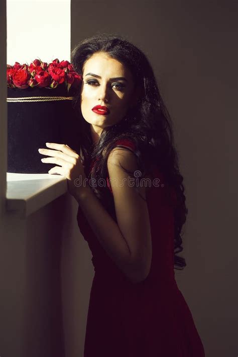 Sexy M dchen Mit Roten Rosen Stockfoto Bild von mädchen mode