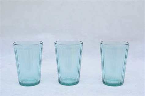 블루 투명 물 또는 주스 와인 유리의 모형 및 디자인 세트 브랜드 정체성과 회사 로고 디자인 음료 웨어 식사 및 흰색 배경에 고립에 대 한 템플릿 0명에 대한 스톡 사진 및