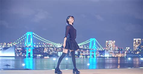 黒ニーソのおねえさんが夜景をバックに踊ってみた！ フォトジェニックな景色とクールな表情に「カッコよき」「何度も観れるクオリティー」の声