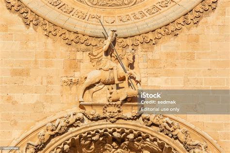 팔마 데 마요르카 교회의 바로크 양식의 문에있는 성 조지 동상 0명에 대한 스톡 사진 및 기타 이미지 Istock