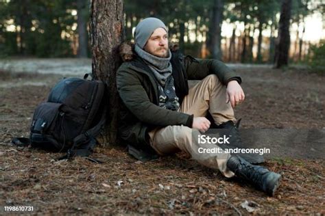 관광 배낭을 가진 펜시브 힙스터 남자 방랑자 자연 환경을 탐험하는 동안 평온을 즐길 수 발견 경로에 대해 생각하는 남성 등산객 가을에 대한 스톡 사진 및 기타 이미지