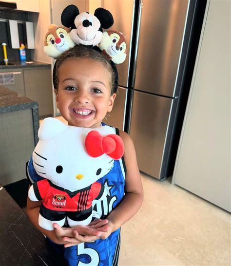 더쿠 K리그 콜라보 인형들고 사진 찍은 린가드 딸 호프 