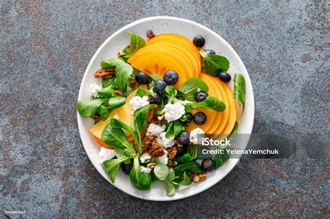 블루 베리 피칸 너트 및 리코 타 체스를 곁들인 감 과일 샐러드 건강에 좋은 음식 상위 뷰 바로 위에 대한 스톡 사진 및 기타 이미지 Istock