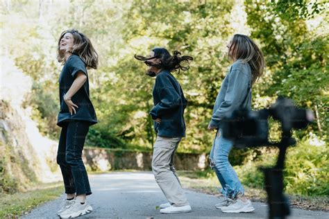 길에 서 있는 한 무리의 젊은 여성들 사진 Unsplash의 틱톡 이미지