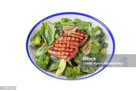 흰색 바탕에 흰 접시에 상추 바질 브로콜리를 곁들인 스테이크와 샐러드 감자 요리에 대한 스톡 사진 및 기타 이미지 감자 요리 소스 연어 해산물 Istock