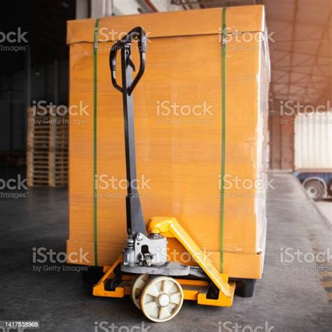 플라스틱 팔레트에 포장 상자가 쌓인 핸드 팔레트 트럭 공급망 화물 선적 상자 분포 창고 물류를 공급합니다 트럭에 대한 스톡 사진 및 기타 이미지 Istock