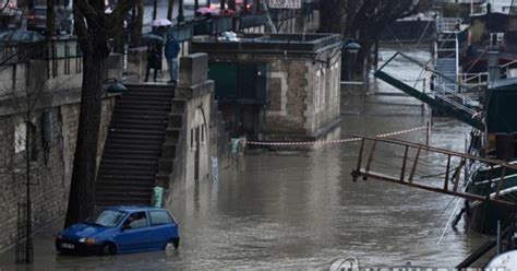 프랑스 파리 센강 범람위험에 유람선 운항중단