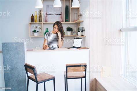 펜시브 백인 여성 프리랜서 확인 휴대 전화에 대한 알림 확인 집 인테리어 심각한 밀레니엄 세대 힙스터 소녀 모의 화면과 노트북 근처에 문자 메시지를 보내는 20 24세에