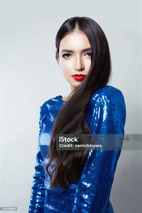 긴 머리와 흰색 벽 배경에 대 한 붉은 입술 메이크업 예쁜 여자의 초상화 갈색에 대한 스톡 사진 및 기타 이미지 갈색 갈색 머리 건강관리와 의술 Istock