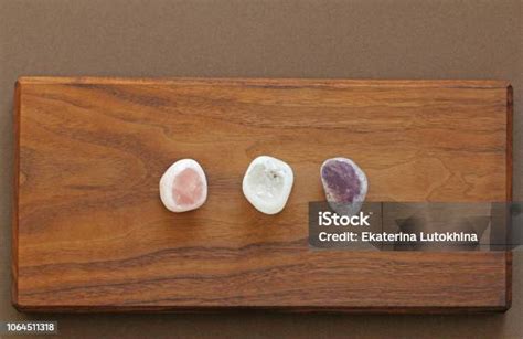 핑크 안개 자욱한 석 영 수정 자 수정 석 영 자연 나무 미국의 검은 호두의 배경에 미네랄의 자연 돌의 컬렉션입니다 아름 다운 치료 및 미네랄 크리스탈 0명에 대한 스톡