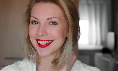 Mac Lippenstift Retro Matte Lipstick Ruby Woo Swatch 2 Lavie Deboite