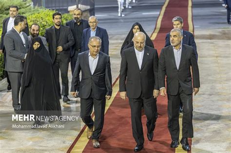 همشهری آنلاین عکسی از دختر سردار سلیمانی در مراسم استقبال از قالیباف