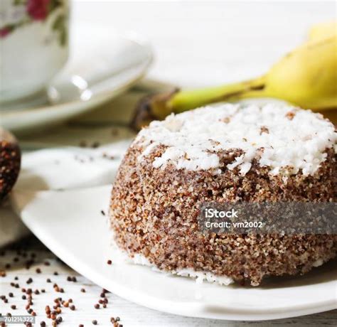 Ragi Puttu손가락 기장와 신선한 코코넛 남쪽 인도 아침 바나나 선택적 포커스와 함께 제공 됩니다 0명에 대한 스톡 사진 및 기타 이미지 Istock