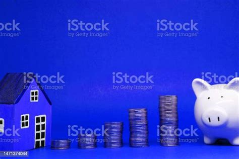 펀드 투자 저축 돈 개념 흰색 돼지 저금통 동전과 문자 메시지에 대한 복사 공간이 있는 파란색 배경에 집 은행 및 금융 대출 및 혜택 개념의 파란색 패턴 개념에 대한 스톡