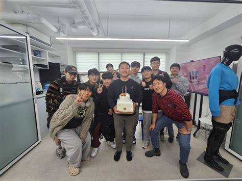 이기욱 교수님 생신 Lab Photo 중앙대학교 보조및재활로봇연구실