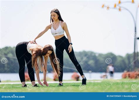 Dos Chicas Hermosas Hacen Ejercicios Al Aire Libre En El Parque Imagen De Archivo Imagen De