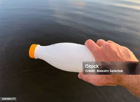 바닷가 호수에 플라스틱 병 쓰레기 해변에서 쓰레기와 쓰레기를 수거합니다 0명에 대한 스톡 사진 및 기타 이미지 0명 깨끗한 내세 Istock