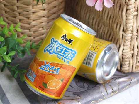 听装冰红茶 喝冰红茶 达利园冰红茶 大山谷图库