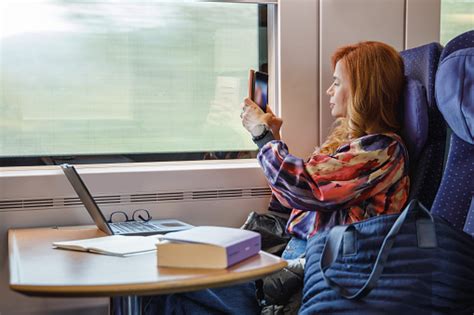 스마트 폰으로 환경 사진을 찍는 아름 다운 여자 낮에는 기차를 타고 50 54세에 대한 스톡 사진 및 기타 이미지 50 54세 Brand Name Smart Phone