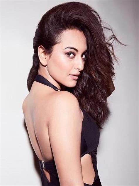 21 Hot Sonakshi Sinha Sexy Back Show Pics In Sarees And Dresses
