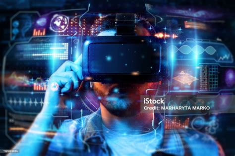 가상 현실 Vr의 안경을 가진 남자의 초상화 가상 화면과 상호 작용 합니다 미래의 개념은 현실 가상 현실의 인터페이스를 보완 응용 프로그램입니다 360도 촬영에 대한 스톡