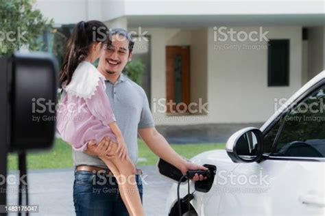 Ev 자동차와 가정용 충전소가 있는 아버지와 딸의 진보적인 개념 전기 자동차 대체 연료 자동차에 대한 스톡 사진 및 기타 이미지